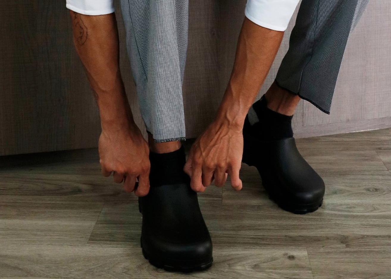 The Best Chef Shoes To Wear in the Kitchen - Food Handlers Card Help 👩‍🍳